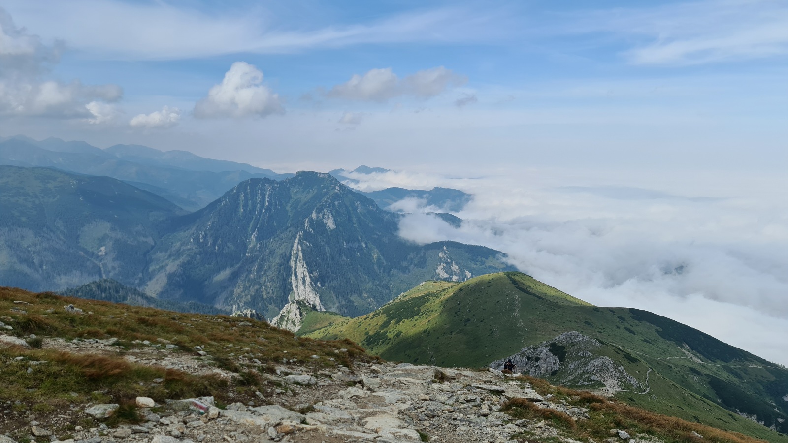 [24tp.pl] Nad Zakopanem mgły, w Tatrach wychodzi słońce (WIDEO)